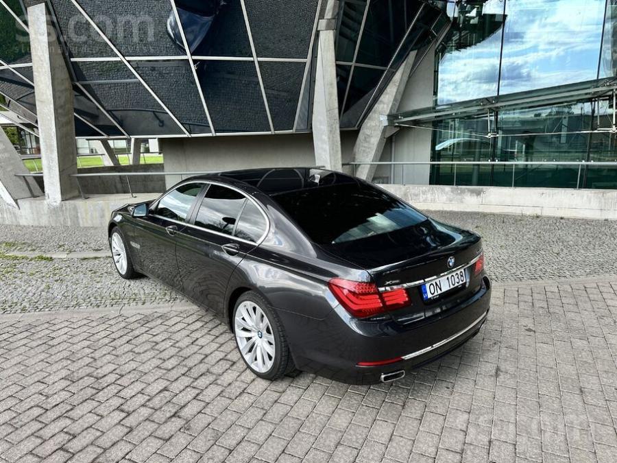 Grey BMW 740 2012 in Riga, with an engine capacity of 3.00 L and mileage of 312 thousand km for 13800 €, photo 4 on AUTOMOTO.COM.LV