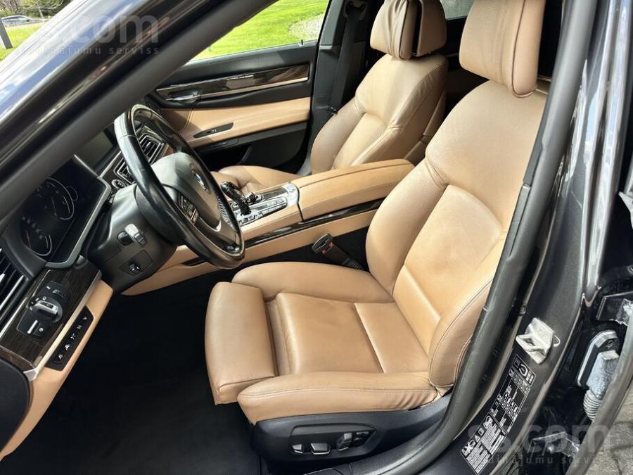 Grey BMW 740 2012 in Riga, with an engine capacity of 3.00 L and mileage of 312 thousand km for 13800 €, photo 7 on AUTOMOTO.COM.LV