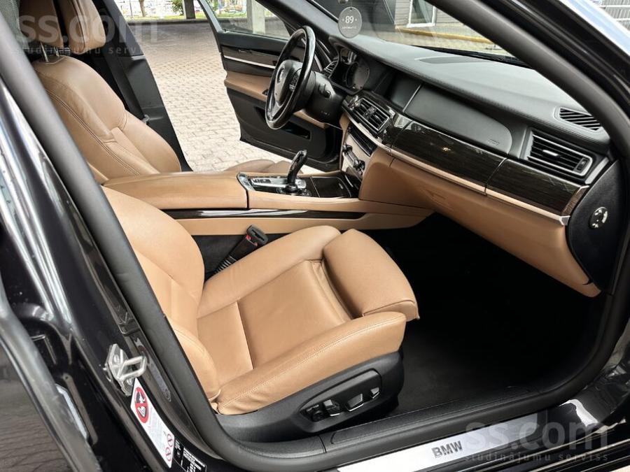 Grey BMW 740 2012 in Riga, with an engine capacity of 3.00 L and mileage of 312 thousand km for 13800 €, photo 8 on AUTOMOTO.COM.LV
