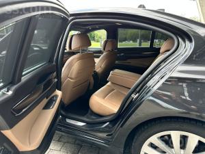 Grey BMW 740 2012 in Riga, with an engine capacity of 3.00 L and mileage of 312 thousand km for 13800 €, photo 9 on AUTOMOTO.COM.LV