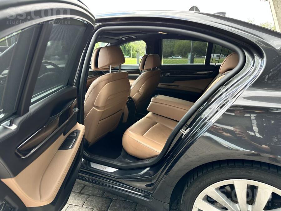 Grey BMW 740 2012 in Riga, with an engine capacity of 3.00 L and mileage of 312 thousand km for 13800 €, photo 9 on AUTOMOTO.COM.LV