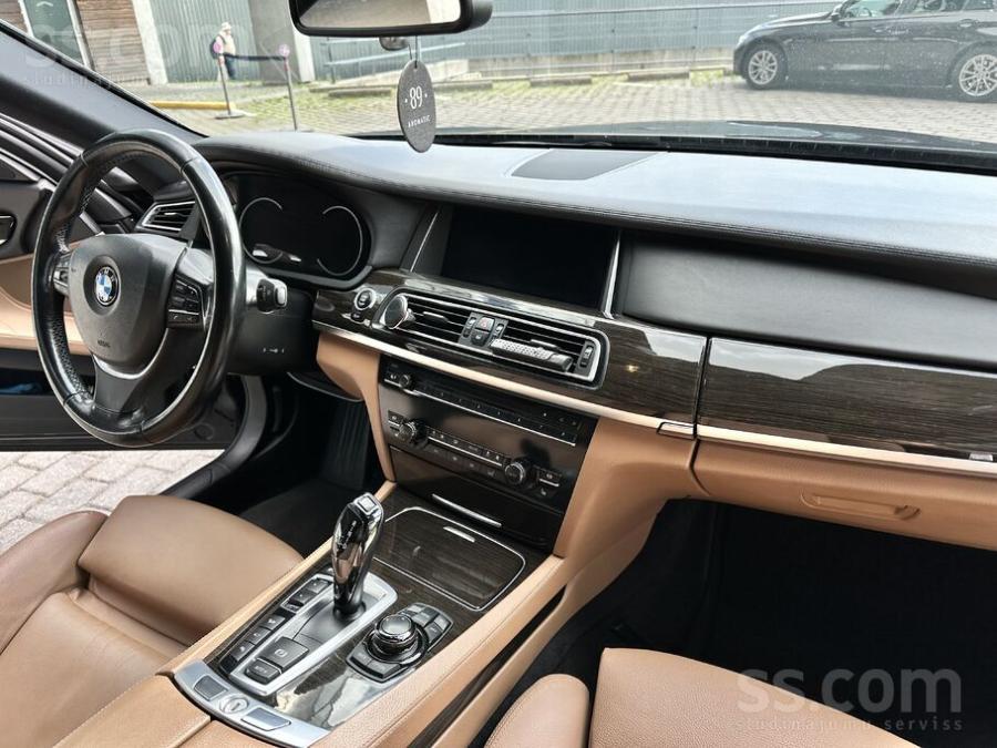 Grey BMW 740 2012 in Riga, with an engine capacity of 3.00 L and mileage of 312 thousand km for 13800 €, photo 10 on AUTOMOTO.COM.LV