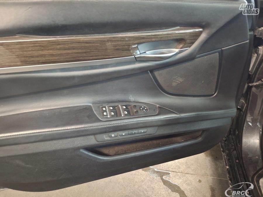Grey BMW 740 2013 in Avizieniai, with an engine capacity of 3.00 L and mileage of 250 thousand km for 8900 €, photo 6 on AUTOMOTO.COM.LV