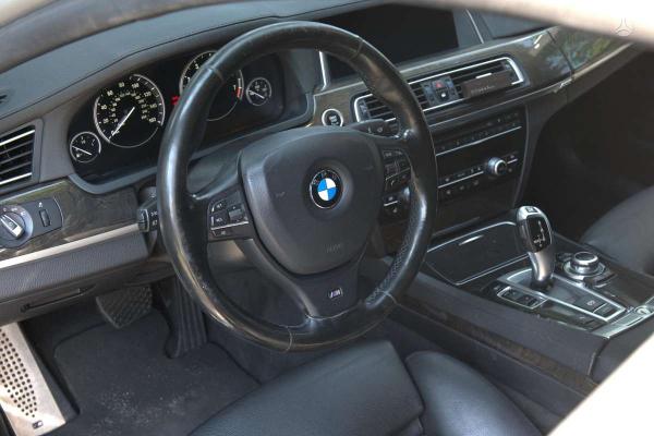 Grey BMW 740 2013 in Panevezys, with an engine capacity of 2.98 L and mileage of 283 thousand km for 12500 €, photo 7 on AUTOMOTO.COM.LV