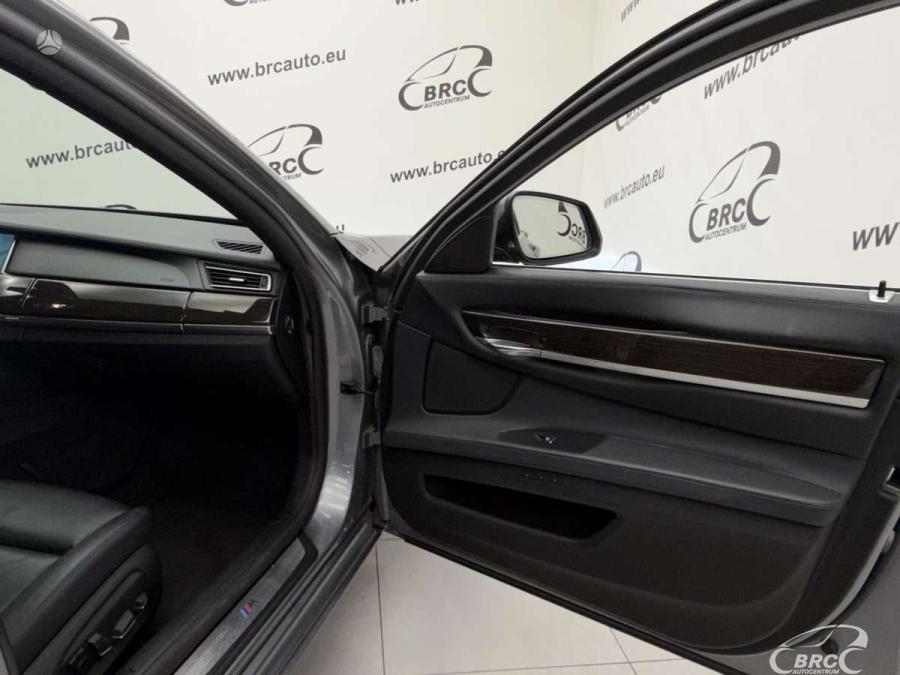 Grey BMW 740 2013 in Vilnius, with an engine capacity of 3.00 L and mileage of 327 thousand km for 10600 €, photo 10 on AUTOMOTO.COM.LV