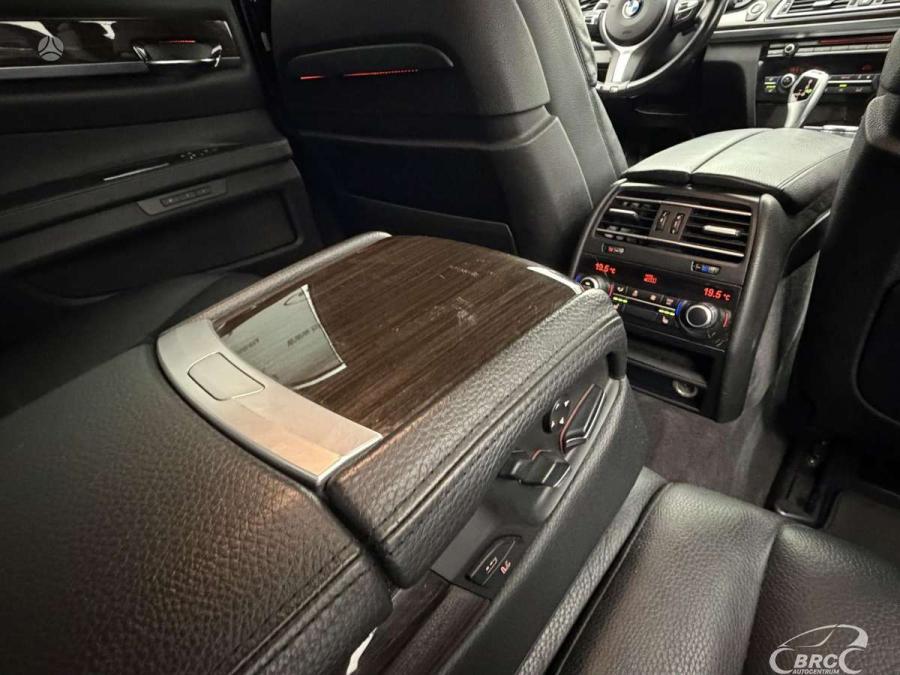 Grey BMW 740 2013 in Vilnius, with an engine capacity of 3.00 L and mileage of 327 thousand km for 10600 €, photo 24 on AUTOMOTO.COM.LV