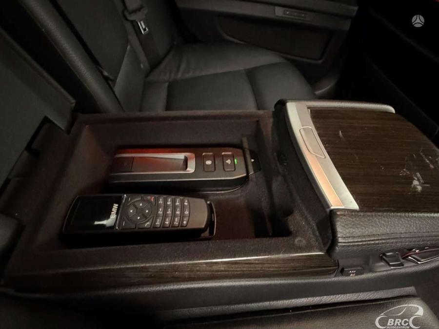 Grey BMW 740 2013 in Vilnius, with an engine capacity of 3.00 L and mileage of 327 thousand km for 10600 €, photo 25 on AUTOMOTO.COM.LV