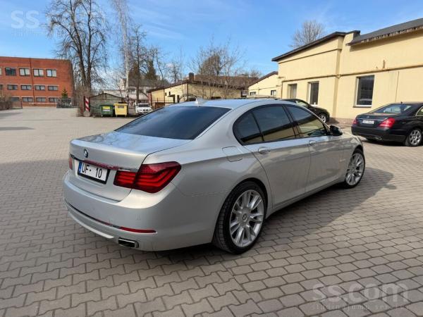 Pelēks BMW 740 2013 Rīga, ar dzinēja tilpumu 3.00 L un nobraukumu 215 tūkst. km par 14500 €, foto 3 vietnē AUTOMOTO.COM.LV