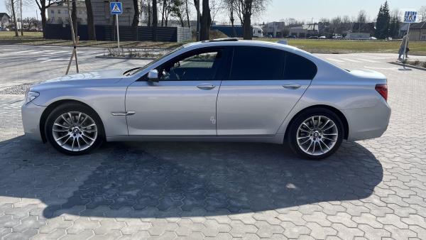 Grey BMW 740 2013 in Panevezys, with an engine capacity of 3.00 L and mileage of 284 thousand km for 10900 €, photo 9 on AUTOMOTO.COM.LV