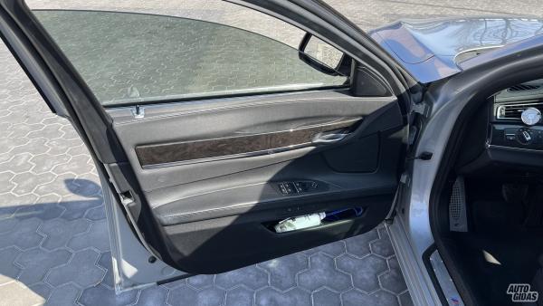 Grey BMW 740 2013 in Panevezys, with an engine capacity of 3.00 L and mileage of 284 thousand km for 10900 €, photo 11 on AUTOMOTO.COM.LV