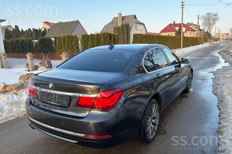 Grey BMW 740 2014 in Valmiera, with an engine capacity of 3.00 L and mileage of 196 thousand km for 19200 €, photo 4 on AUTOMOTO.COM.LV