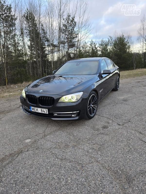 Grey BMW 740 2014 in Siauliai, with an engine capacity of 3.00 L and mileage of 395 thousand km for 12500 €, photo 1 on AUTOMOTO.COM.LV