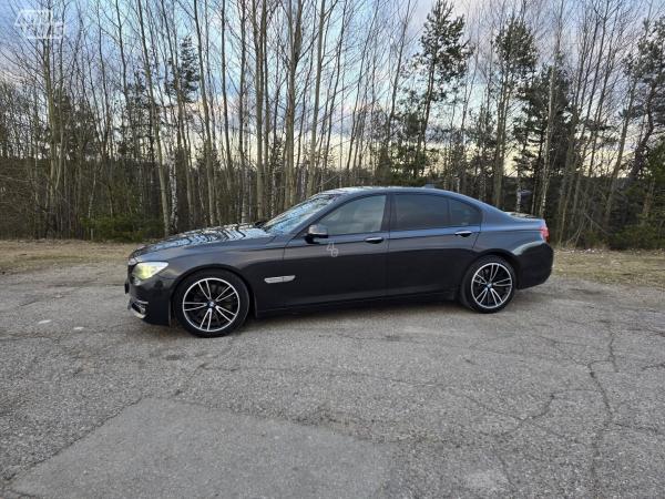 Grey BMW 740 2014 in Siauliai, with an engine capacity of 3.00 L and mileage of 395 thousand km for 12500 €, photo 2 on AUTOMOTO.COM.LV