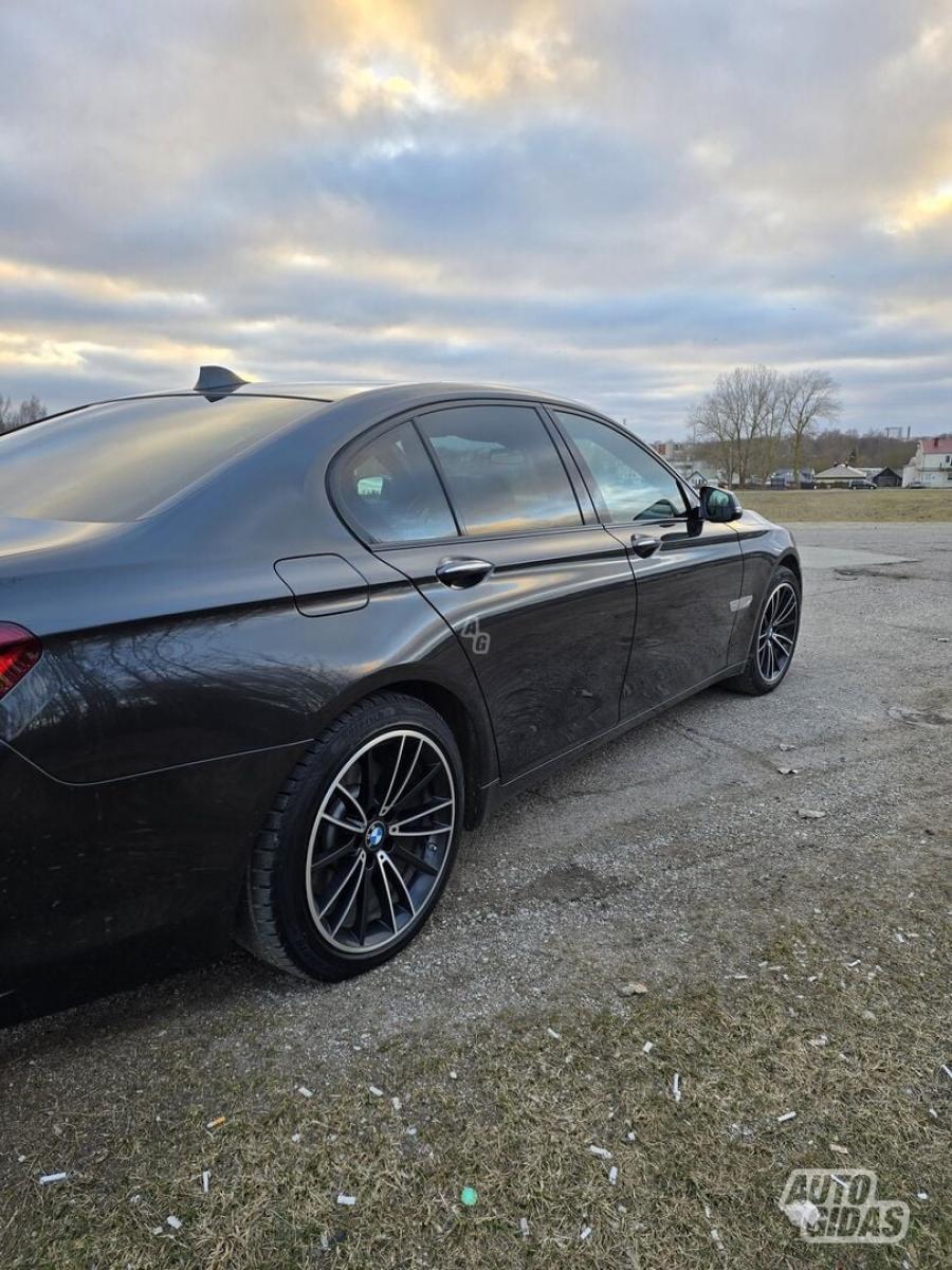 Pelēks BMW 740 2014 Šauļi, ar dzinēja tilpumu 3.00 L un nobraukumu 395 tūkst. km par 12500 €, foto 5 vietnē AUTOMOTO.COM.LV