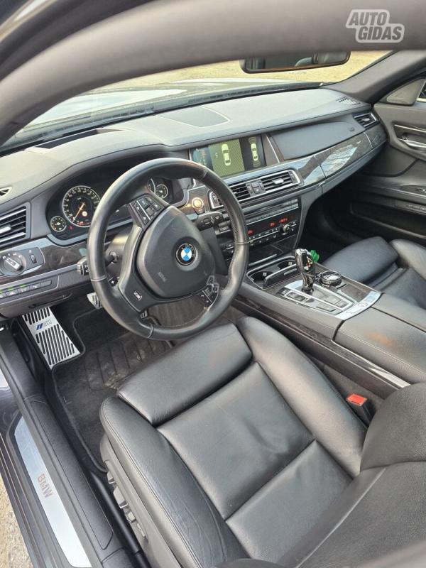 Grey BMW 740 2014 in Siauliai, with an engine capacity of 3.00 L and mileage of 395 thousand km for 12500 €, photo 7 on AUTOMOTO.COM.LV