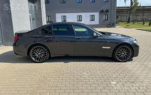 Grey BMW 740 2014 in Riga, with an engine capacity of 3.00 L and mileage of 349 thousand km for 14500 €, photo 7 on AUTOMOTO.COM.LV