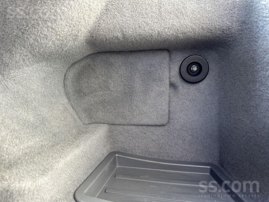 Grey BMW 740 2014 in Riga, with an engine capacity of 3.00 L and mileage of 349 thousand km for 14500 €, photo 14 on AUTOMOTO.COM.LV