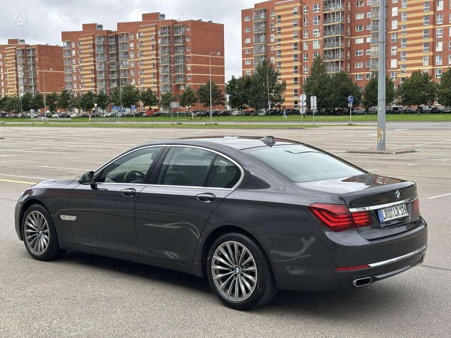 Pelēks BMW 740 2014 Klaipėda, ar dzinēja tilpumu 2.99 L un nobraukumu 290 tūkst. km par 11000 €, foto 12 vietnē AUTOMOTO.COM.LV