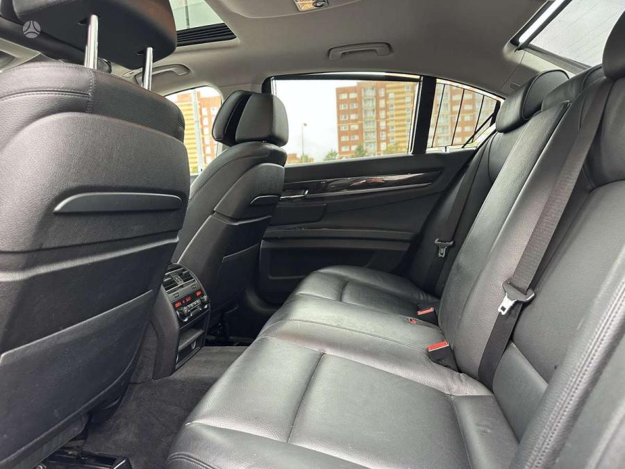 Pelēks BMW 740 2014 Klaipėda, ar dzinēja tilpumu 2.99 L un nobraukumu 290 tūkst. km par 11000 €, foto 31 vietnē AUTOMOTO.COM.LV