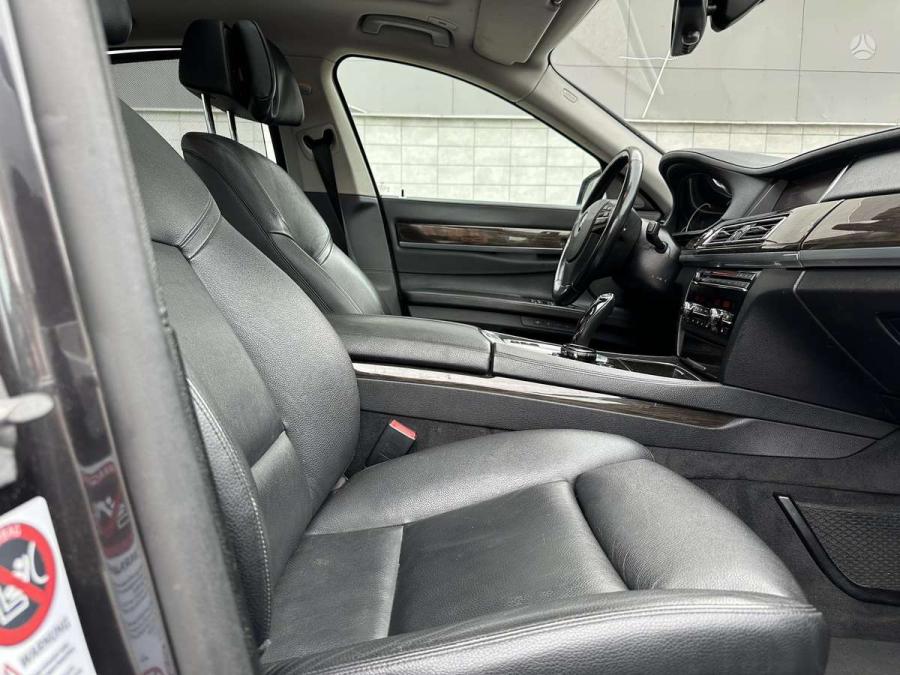 Pelēks BMW 740 2014 Klaipėda, ar dzinēja tilpumu 2.99 L un nobraukumu 290 tūkst. km par 11000 €, foto 35 vietnē AUTOMOTO.COM.LV