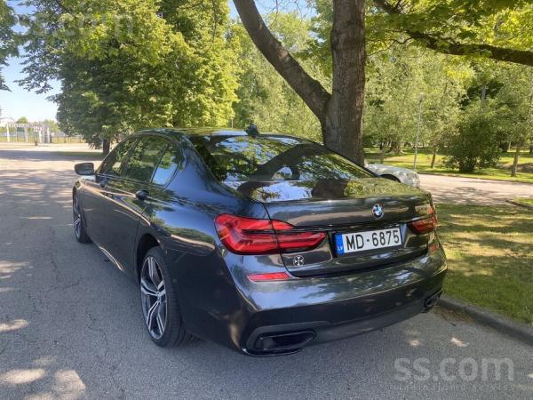 Grey BMW 740 2015 in Riga, with an engine capacity of 3.00 L and mileage of 238 thousand km for 23000 €, photo 5 on AUTOMOTO.COM.LV