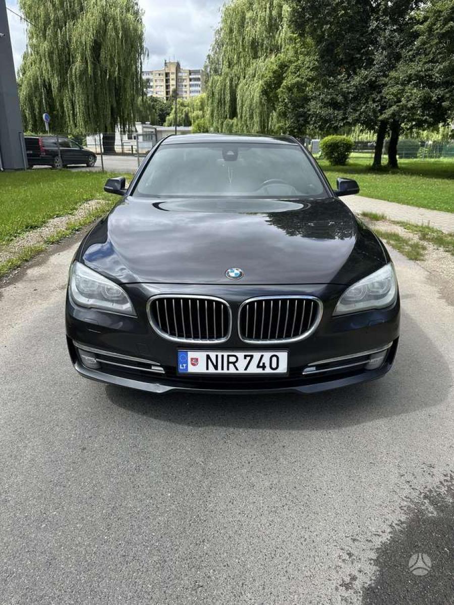 Grey BMW 740 2015 in Kaunas, with an engine capacity of 2.99 L and mileage of 246 thousand km for 11200 €, photo 4 on AUTOMOTO.COM.LV