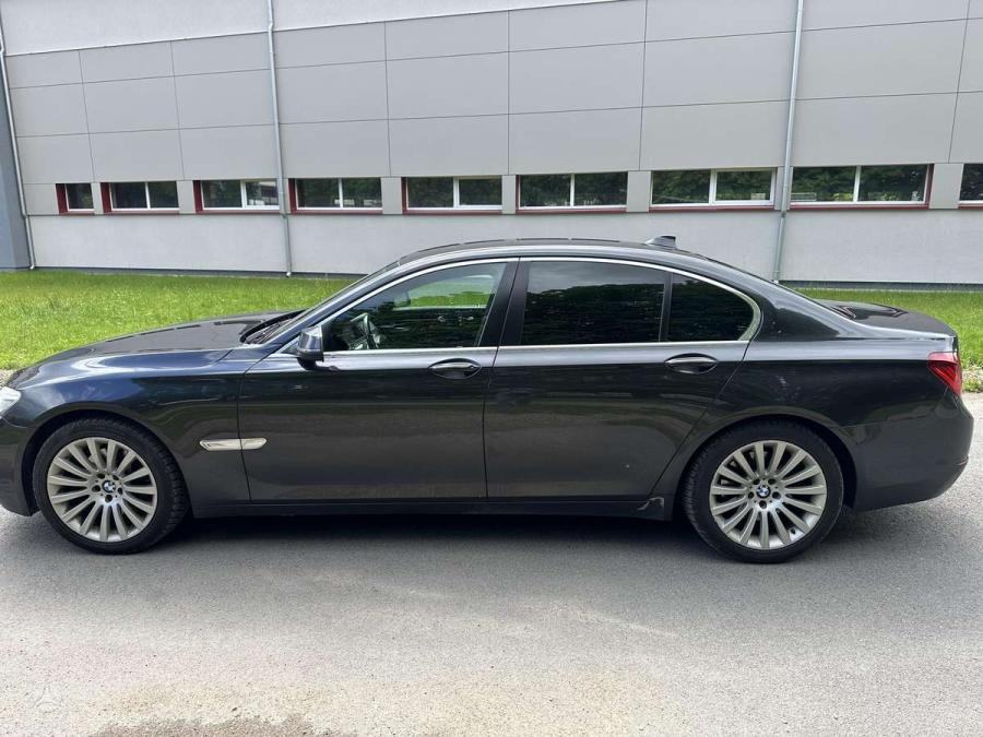 Grey BMW 740 2015 in Kaunas, with an engine capacity of 2.99 L and mileage of 246 thousand km for 11200 €, photo 5 on AUTOMOTO.COM.LV