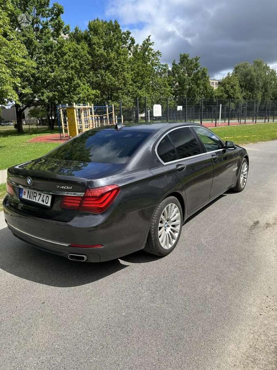 Grey BMW 740 2015 in Kaunas, with an engine capacity of 2.99 L and mileage of 246 thousand km for 11200 €, photo 6 on AUTOMOTO.COM.LV