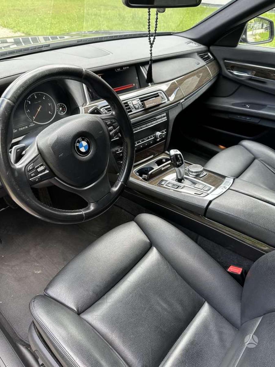 Grey BMW 740 2015 in Kaunas, with an engine capacity of 2.99 L and mileage of 246 thousand km for 11200 €, photo 7 on AUTOMOTO.COM.LV
