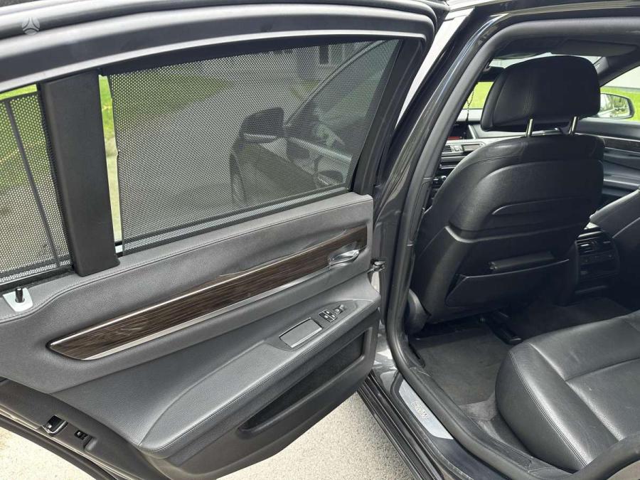 Grey BMW 740 2015 in Kaunas, with an engine capacity of 2.99 L and mileage of 246 thousand km for 11200 €, photo 9 on AUTOMOTO.COM.LV