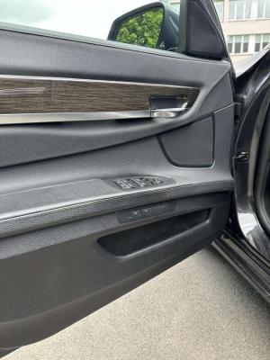 Grey BMW 740 2015 in Kaunas, with an engine capacity of 2.99 L and mileage of 246 thousand km for 11200 €, photo 11 on AUTOMOTO.COM.LV