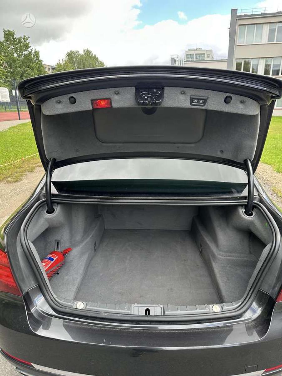 Grey BMW 740 2015 in Kaunas, with an engine capacity of 2.99 L and mileage of 246 thousand km for 11200 €, photo 13 on AUTOMOTO.COM.LV