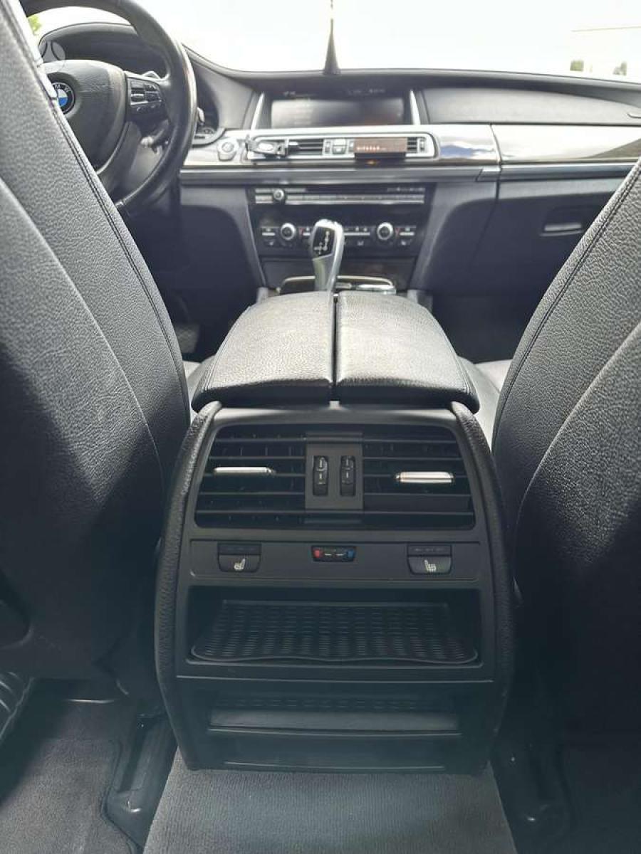 Grey BMW 740 2015 in Kaunas, with an engine capacity of 2.99 L and mileage of 246 thousand km for 11200 €, photo 14 on AUTOMOTO.COM.LV