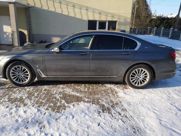 Grey BMW 740 2016 in Siauliai, with an engine capacity of 2.00 L and mileage of 212 thousand km for 21900 €, photo 2 on AUTOMOTO.COM.LV