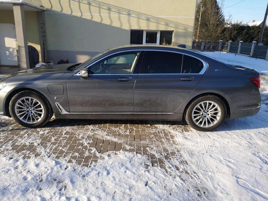 Grey BMW 740 2016 in Siauliai, with an engine capacity of 2.00 L and mileage of 212 thousand km for 21900 €, photo 2 on AUTOMOTO.COM.LV
