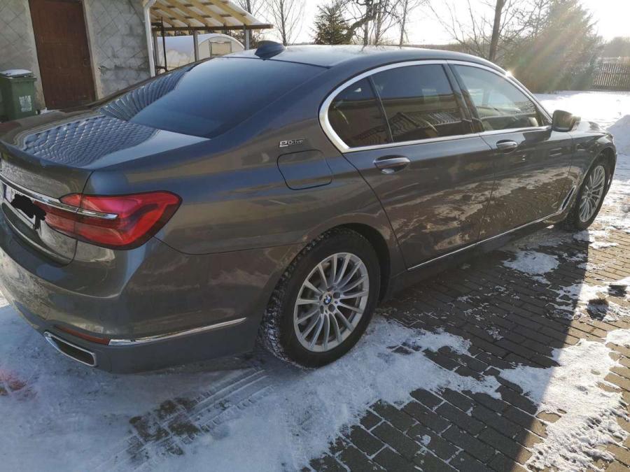 Grey BMW 740 2016 in Siauliai, with an engine capacity of 2.00 L and mileage of 212 thousand km for 21900 €, photo 5 on AUTOMOTO.COM.LV