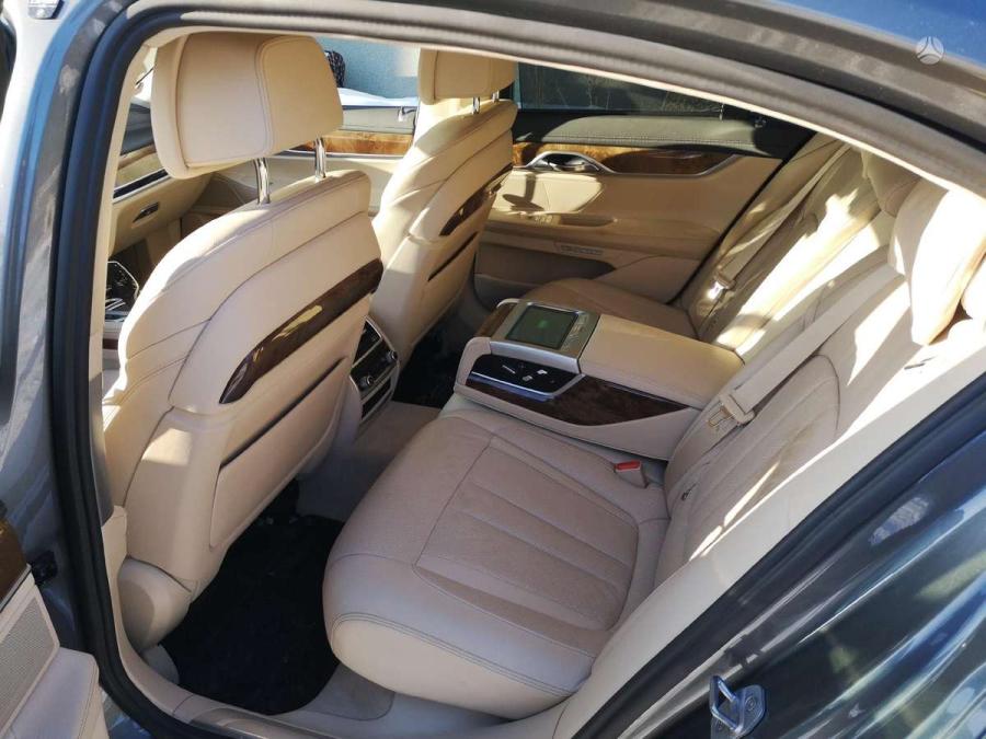 Grey BMW 740 2016 in Siauliai, with an engine capacity of 2.00 L and mileage of 212 thousand km for 21900 €, photo 10 on AUTOMOTO.COM.LV