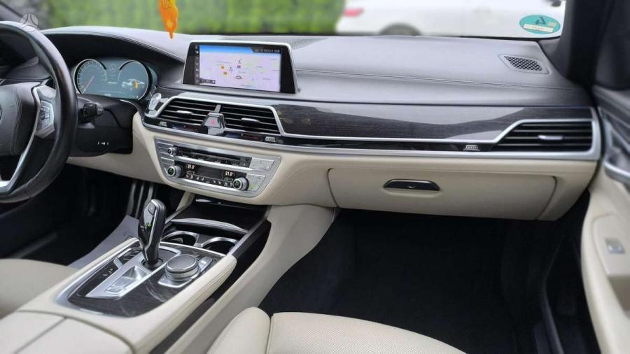 Pelēks BMW 740 2016 Kuršėnai, ar dzinēja tilpumu 2.99 L un nobraukumu 300 tūkst. km par 21300 €, foto 24 vietnē AUTOMOTO.COM.LV