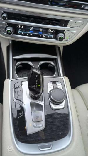 Pelēks BMW 740 2016 Kuršėnai, ar dzinēja tilpumu 2.99 L un nobraukumu 300 tūkst. km par 21300 €, foto 30 vietnē AUTOMOTO.COM.LV