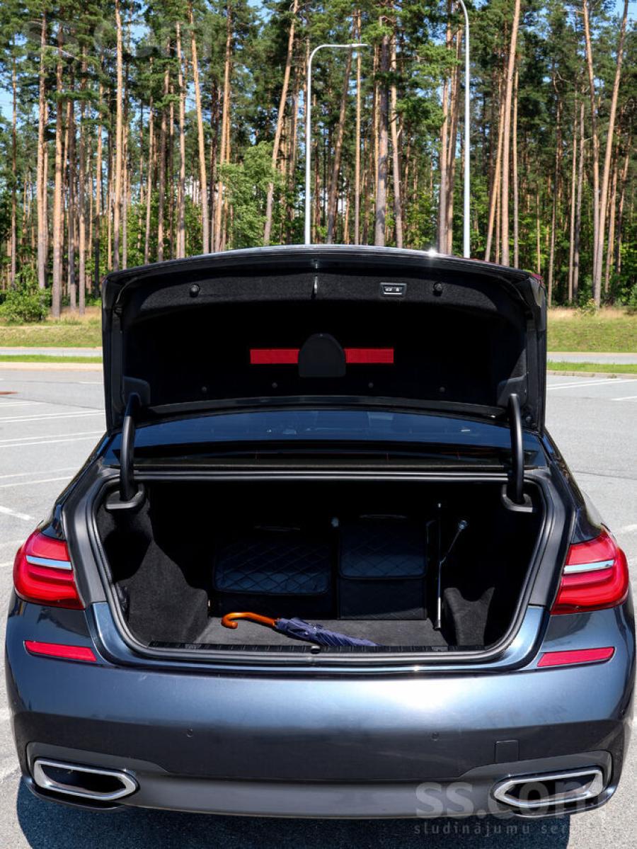 Grey BMW 740 2017 in Riga, with an engine capacity of 3.00 L and mileage of 282 thousand km for 24500 €, photo 8 on AUTOMOTO.COM.LV