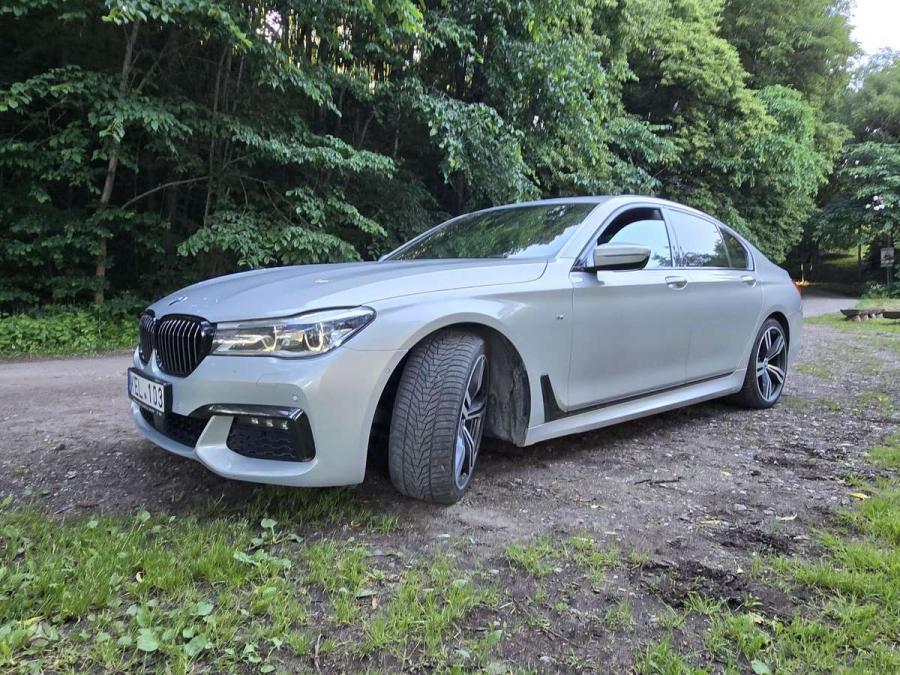 Grey BMW 740 2017 in Klaipeda, with an engine capacity of 2.99 L and mileage of 198 thousand km for 26500 €, photo 6 on AUTOMOTO.COM.LV