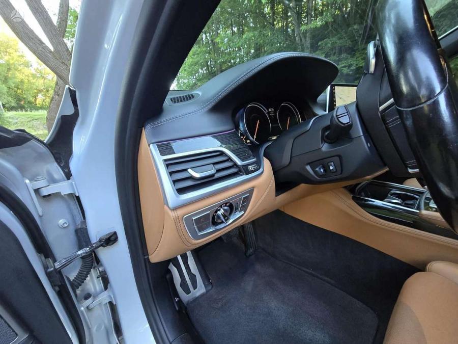 Grey BMW 740 2017 in Klaipeda, with an engine capacity of 2.99 L and mileage of 198 thousand km for 26500 €, photo 16 on AUTOMOTO.COM.LV