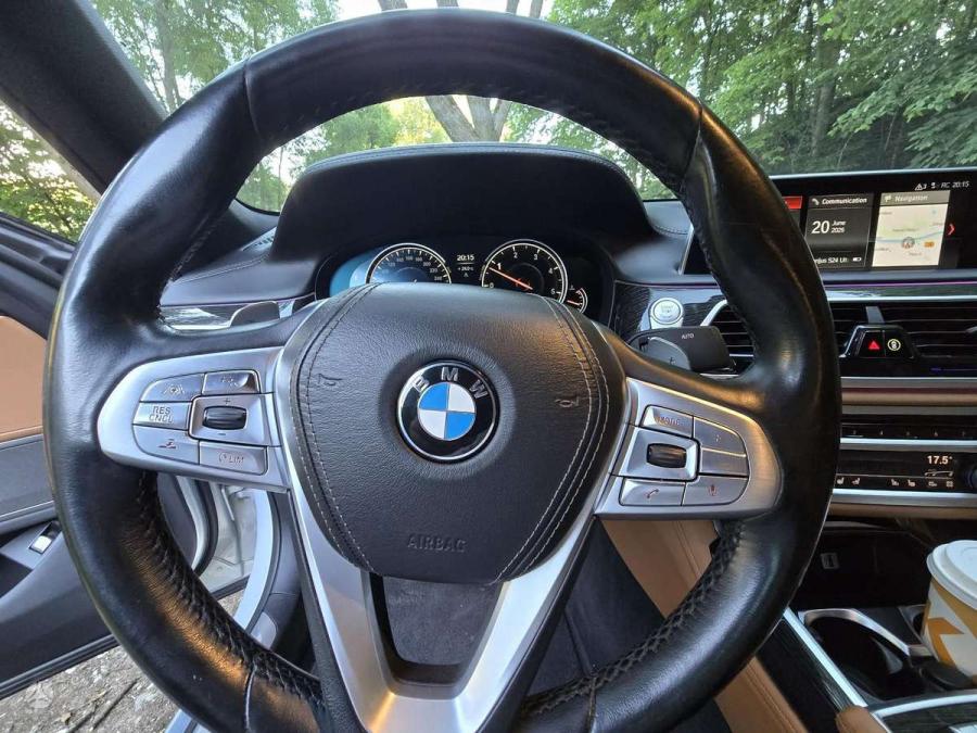 Grey BMW 740 2017 in Klaipeda, with an engine capacity of 2.99 L and mileage of 198 thousand km for 26500 €, photo 17 on AUTOMOTO.COM.LV