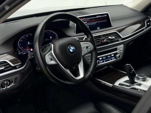 Grey BMW 740 2020 in Vilnius, with an engine capacity of 2.99 L and mileage of 222 thousand km for 33999 €, photo 10 on AUTOMOTO.COM.LV