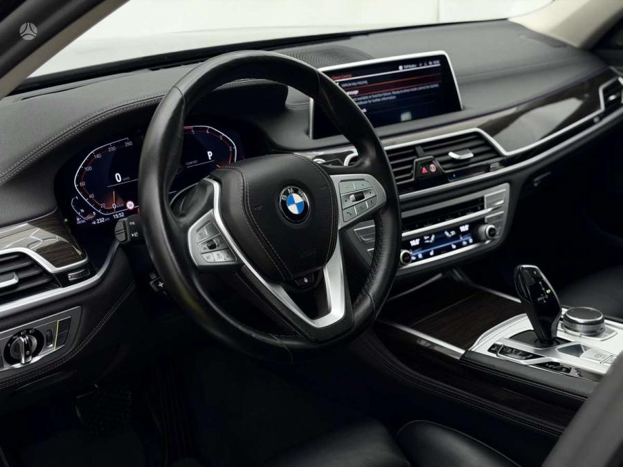 Grey BMW 740 2020 in Vilnius, with an engine capacity of 2.99 L and mileage of 222 thousand km for 33999 €, photo 10 on AUTOMOTO.COM.LV