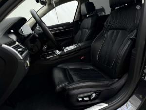 Grey BMW 740 2020 in Vilnius, with an engine capacity of 2.99 L and mileage of 222 thousand km for 33999 €, photo 11 on AUTOMOTO.COM.LV