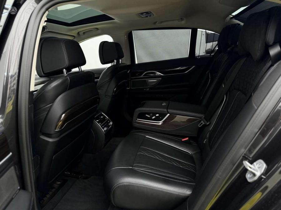 Grey BMW 740 2020 in Vilnius, with an engine capacity of 2.99 L and mileage of 222 thousand km for 33999 €, photo 12 on AUTOMOTO.COM.LV