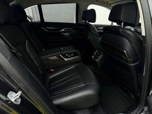 Grey BMW 740 2020 in Vilnius, with an engine capacity of 2.99 L and mileage of 222 thousand km for 33999 €, photo 15 on AUTOMOTO.COM.LV