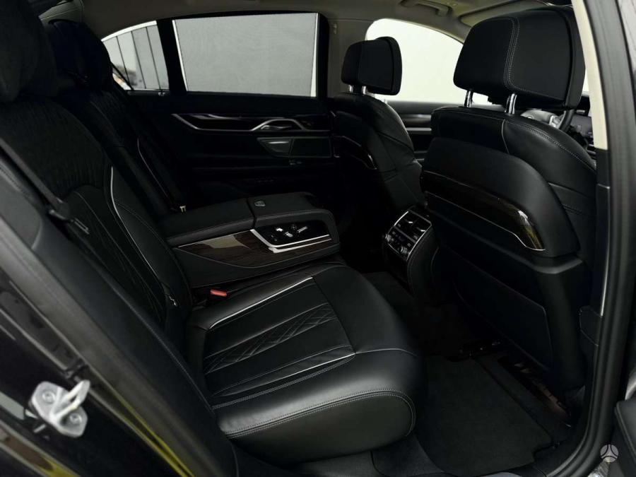 Grey BMW 740 2020 in Vilnius, with an engine capacity of 2.99 L and mileage of 222 thousand km for 33999 €, photo 15 on AUTOMOTO.COM.LV