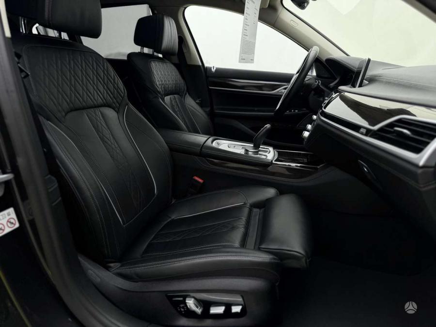 Grey BMW 740 2020 in Vilnius, with an engine capacity of 2.99 L and mileage of 222 thousand km for 33999 €, photo 16 on AUTOMOTO.COM.LV